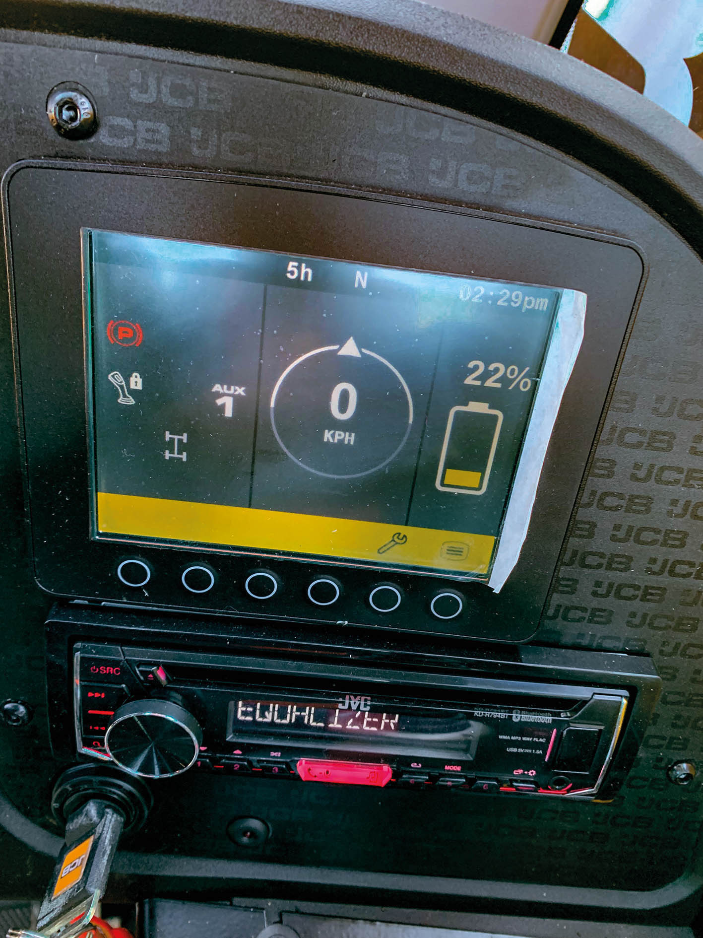 Battery-powered handler ticks the boxes - Farmers Guide