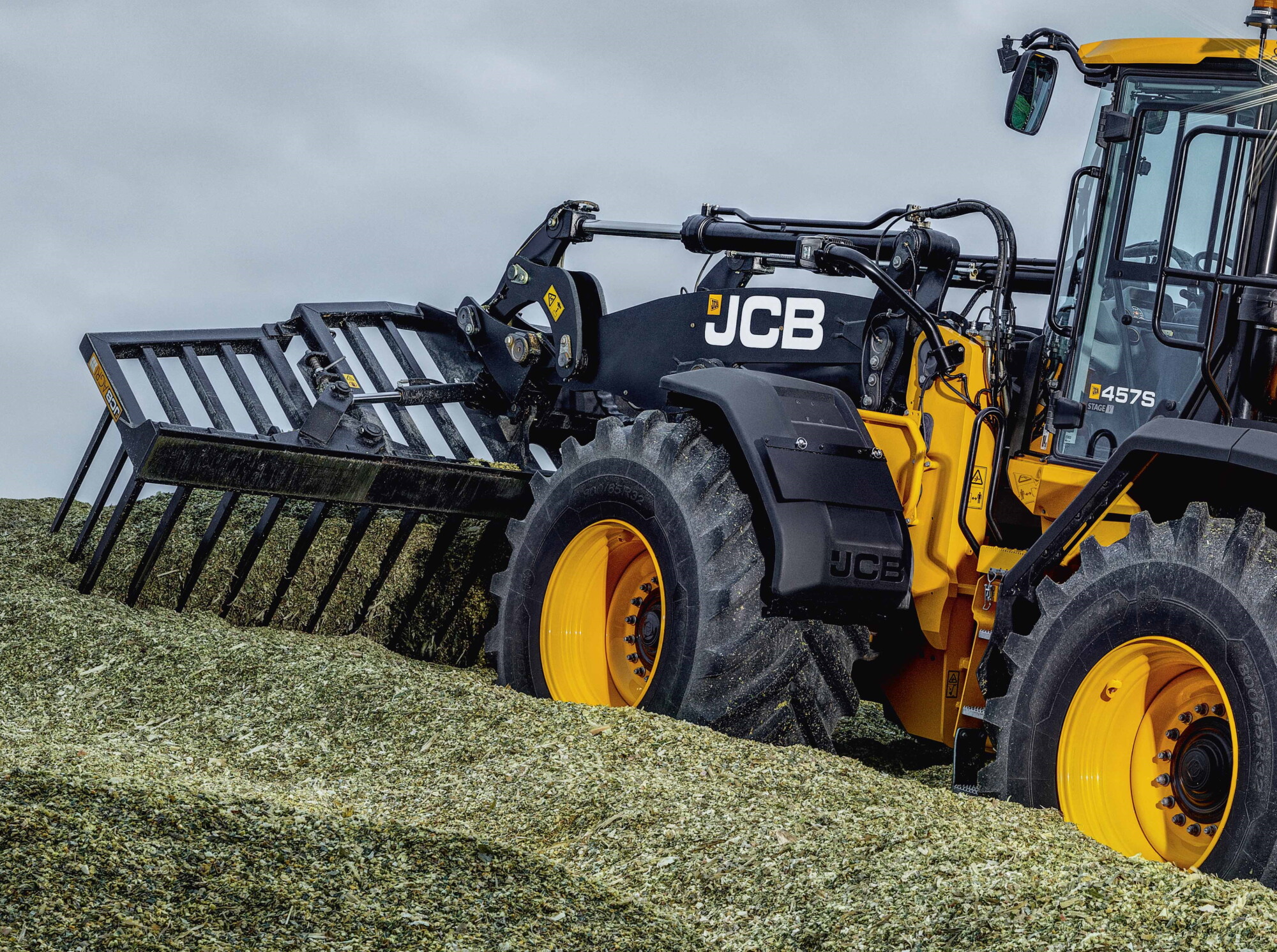 Big capacity folding grass fork for largest JCB wheeled loaders ...
