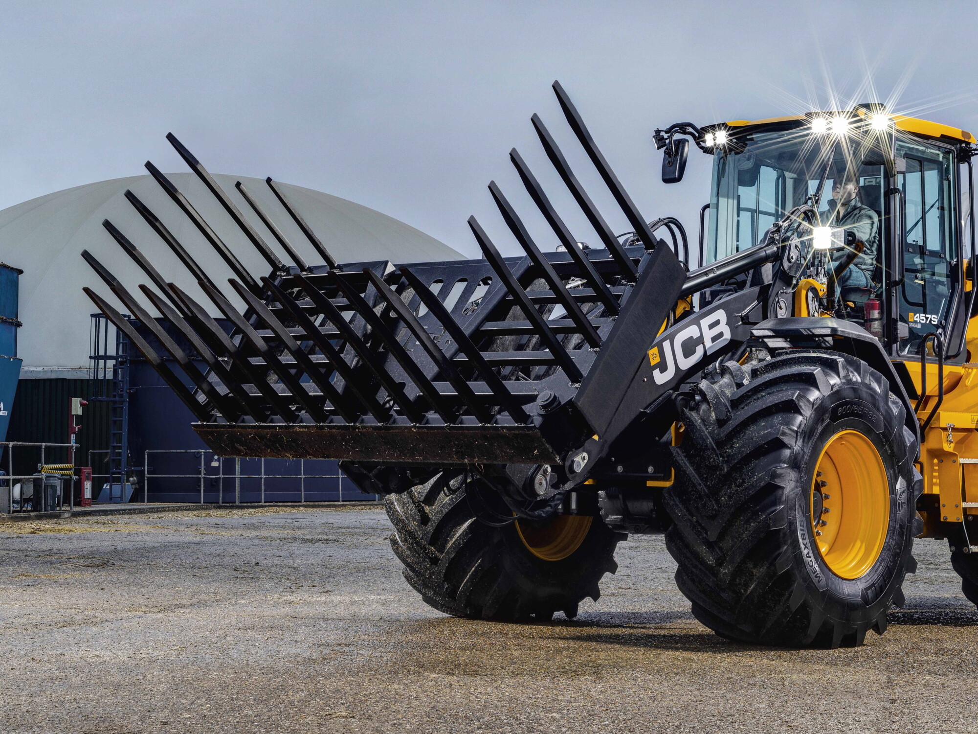 Big capacity folding grass fork for largest JCB wheeled loaders ...